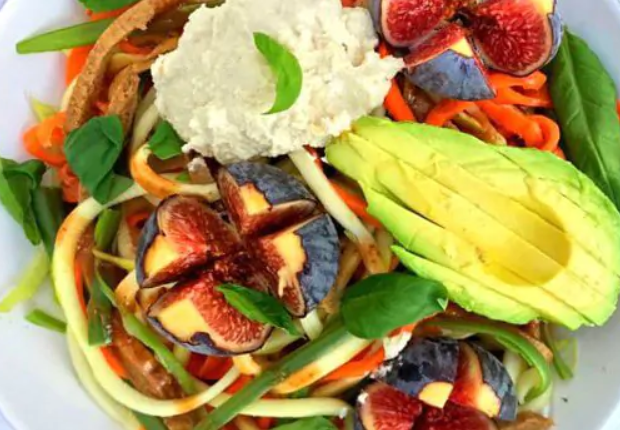Spaghetti van groenten met verse vijgen en cashewroom